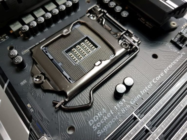 Il socket LGA 1151 per le CPU Coffee Lake dispone di una nuova ...